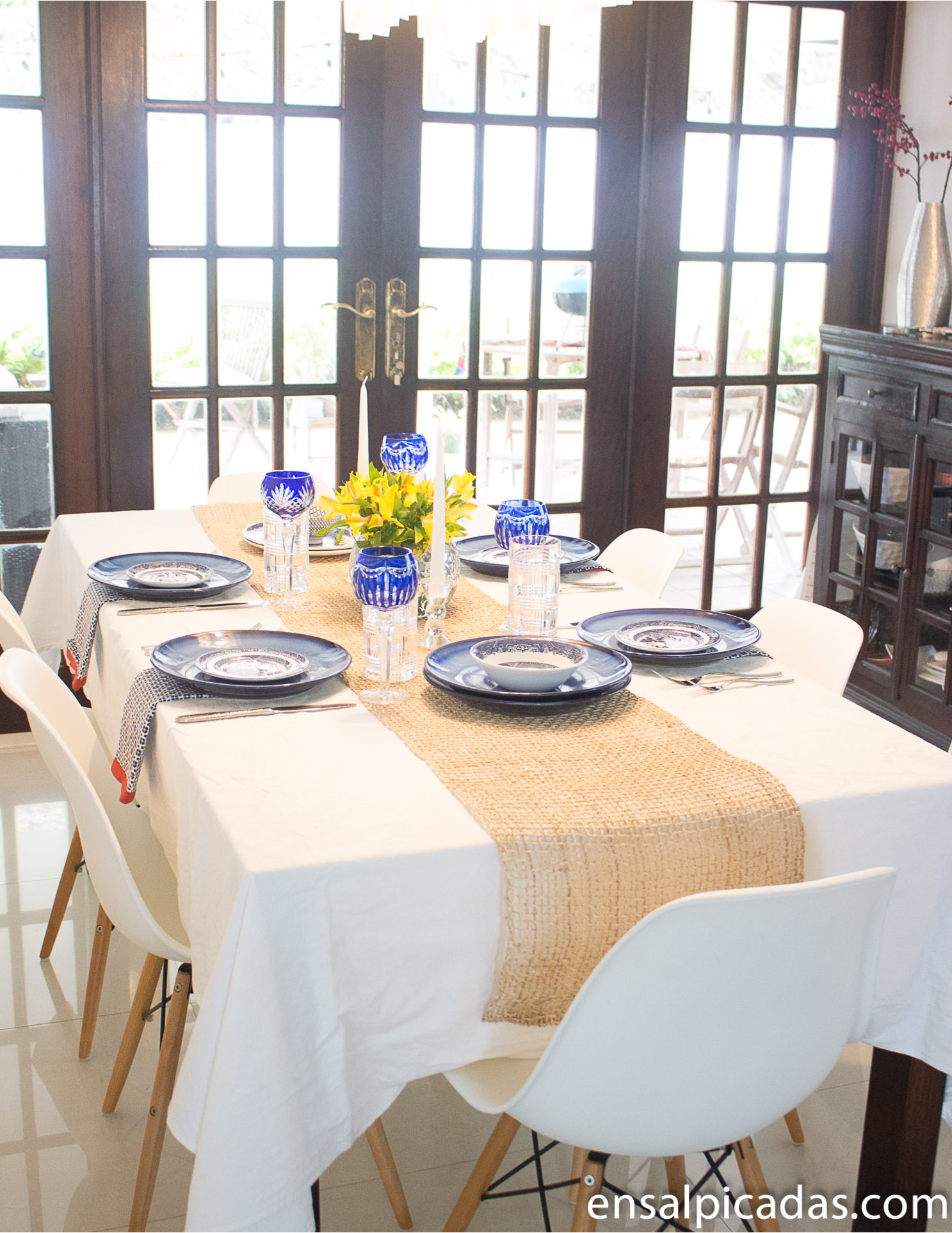 Mesa Decorada con Azul Cobalto – ENSALPICADAS