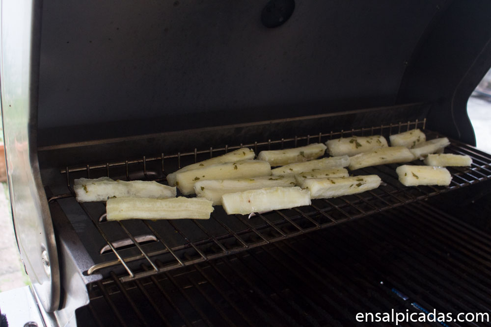 Yuca con Mojo de Ajo a la Parrilla – ENSALPICADAS