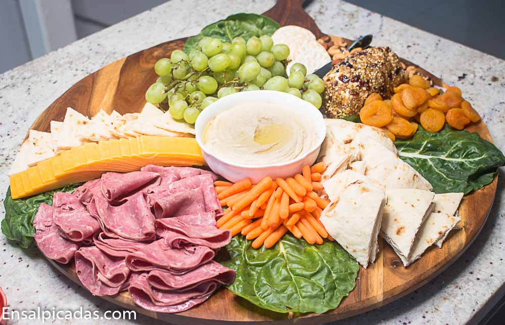 Entremeses Fríos, Tabla de Quesos y Rollo de Queso con Nueces y Frutos ...